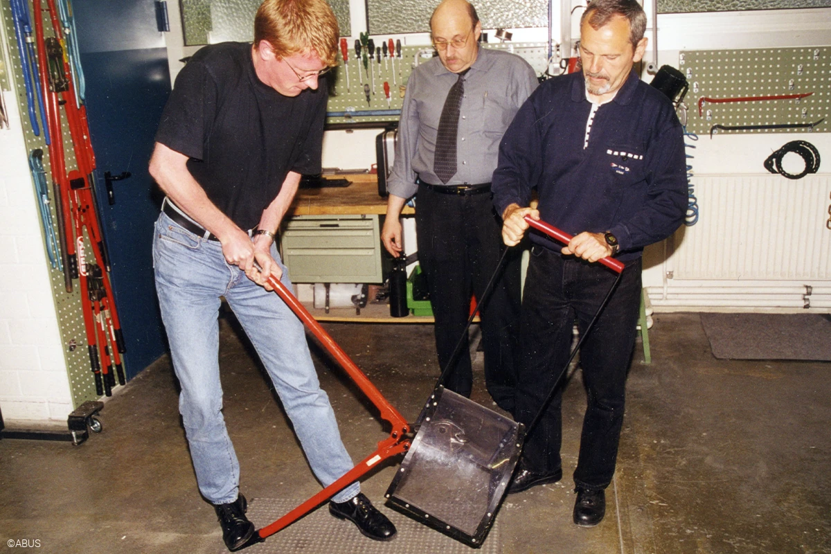 A product test standardised by ABUS at the production site © ABUS